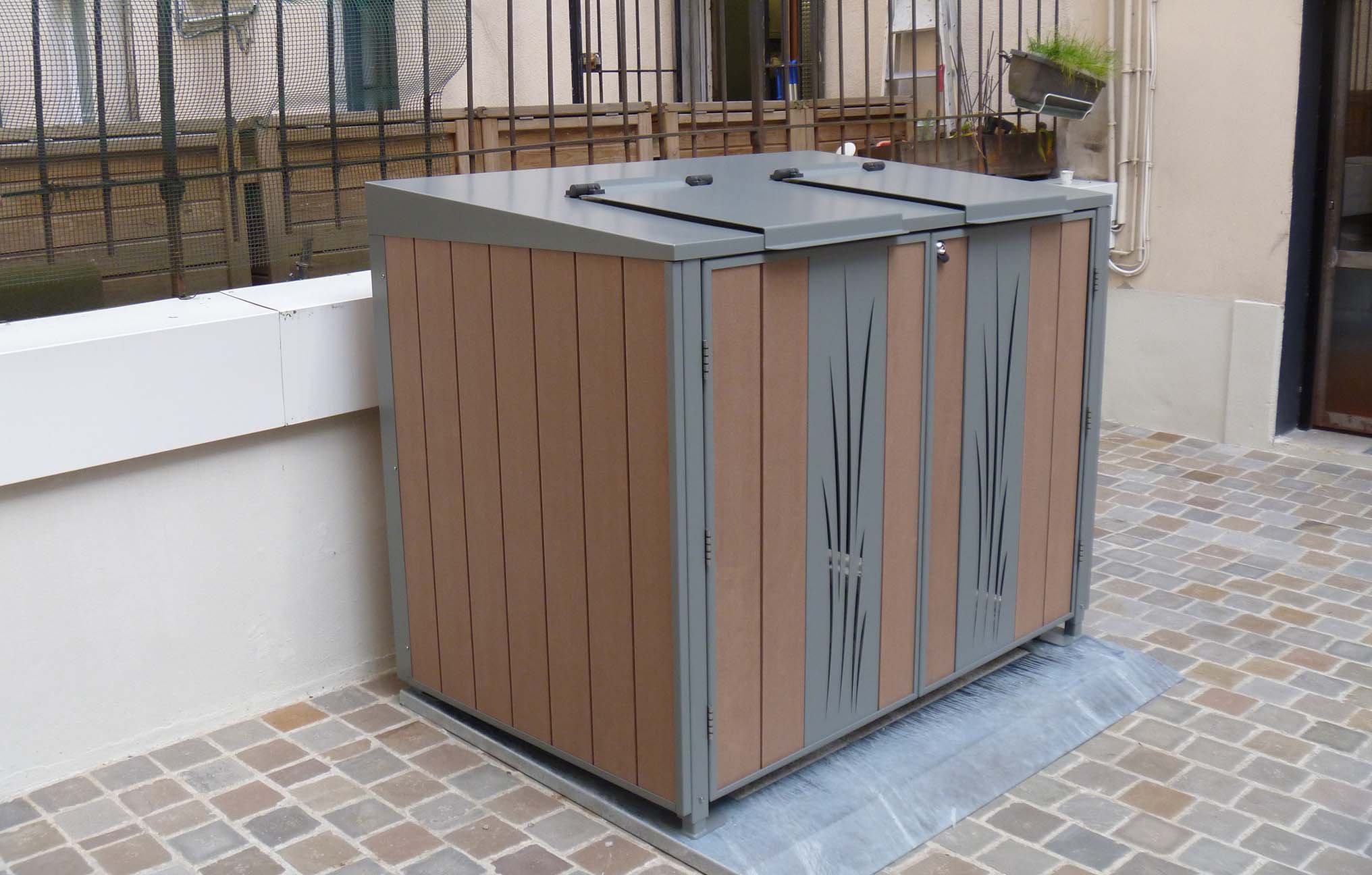 Maintenance-free garbage can & container shelter - Composit model