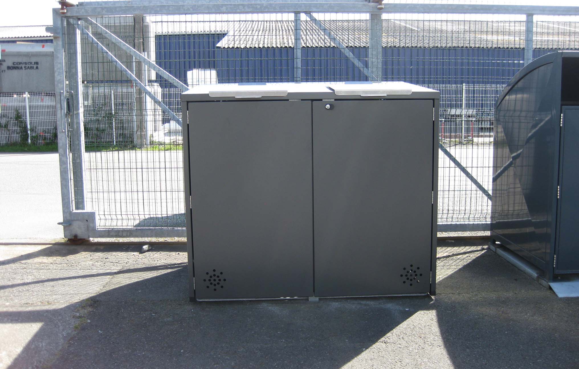 Secure outdoor garbage can & container shelter - Bonnos model